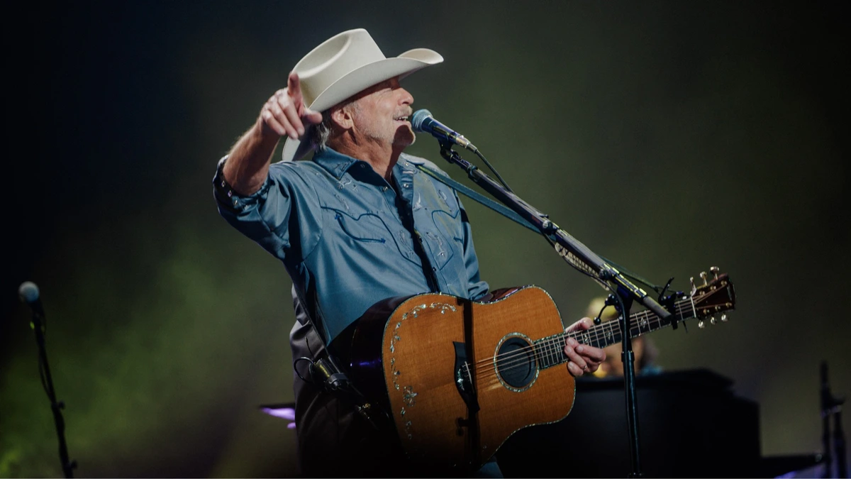 Alan Jackson Announces George Strait And Lainey Wilson For Final ...