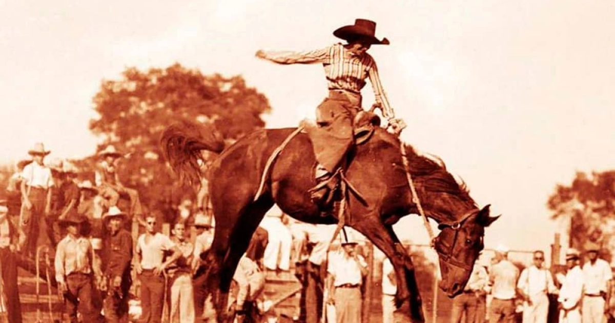 Female Riders Take Bronc Riding To New Heights - COWGIRL Magazine