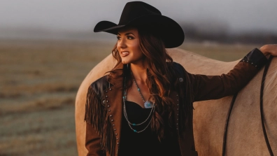 Outlaw Annie's Daily Barn Workouts - COWGIRL Magazine