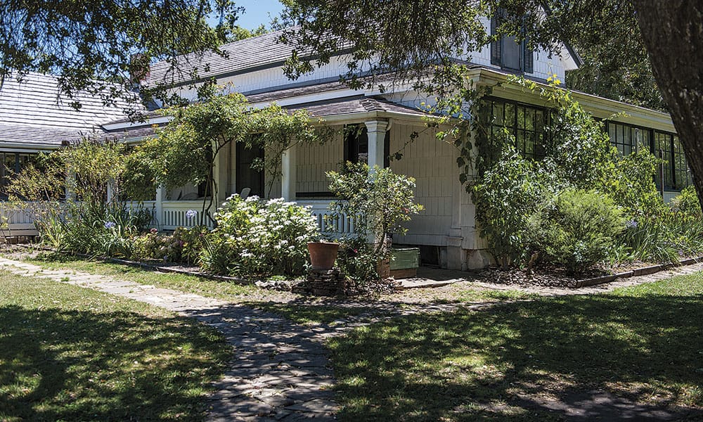Modern Rancher Elizabeth Poett - COWGIRL Magazine