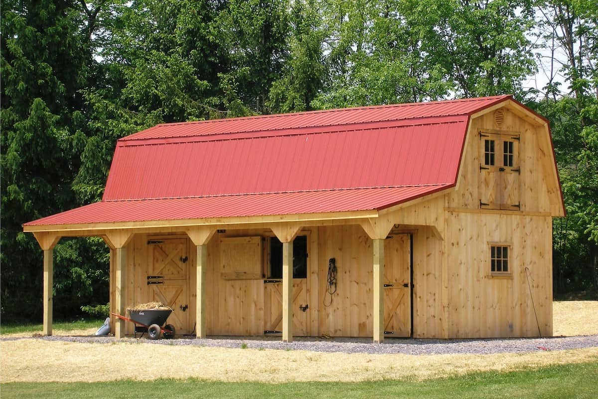 Bring Your Horse Home To A Shedrow Barn - COWGIRL Magazine