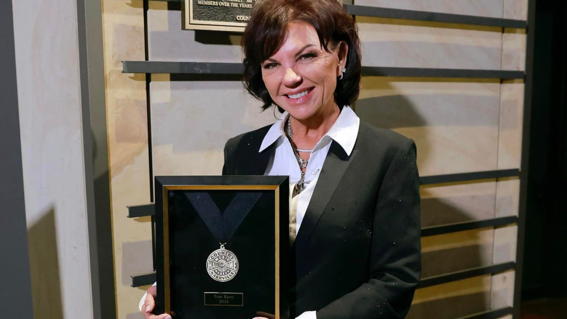 Toby Keith’s Wife Delivers Heartfelt Speech At Country Music Hall Of ...