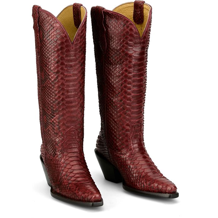 A Fresh Take On Cowgirl Confidence: Inside The New Reba By Justin ...